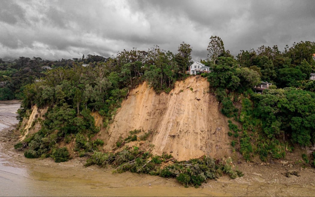 In pictures: Aucklanders wake to destruction after severe thunderstorm ...