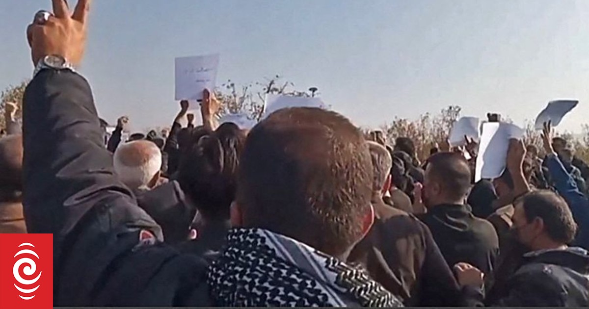 Iran protests: Clashes after crowds gather at Mahsa Amini's grave | RNZ ...