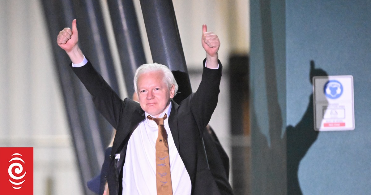 Julian Assange reunites with family after he arrives in Australia | RNZ ...