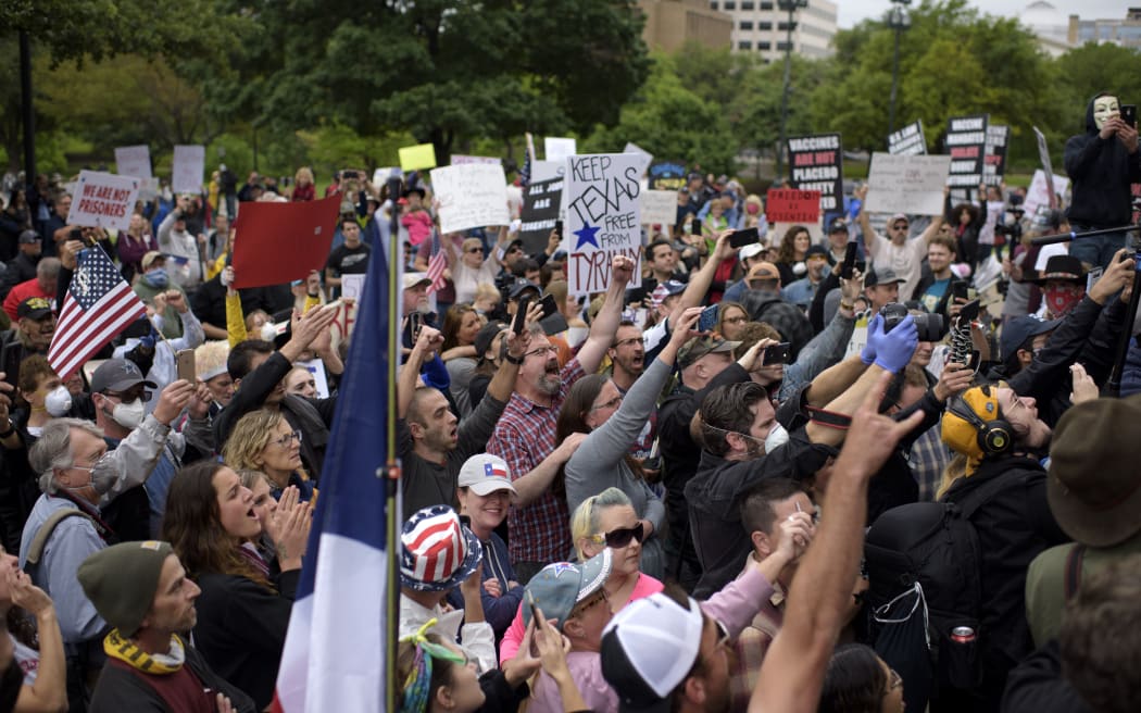 Protesters in Texas ignore social distancing, oppose lockdown | RNZ News