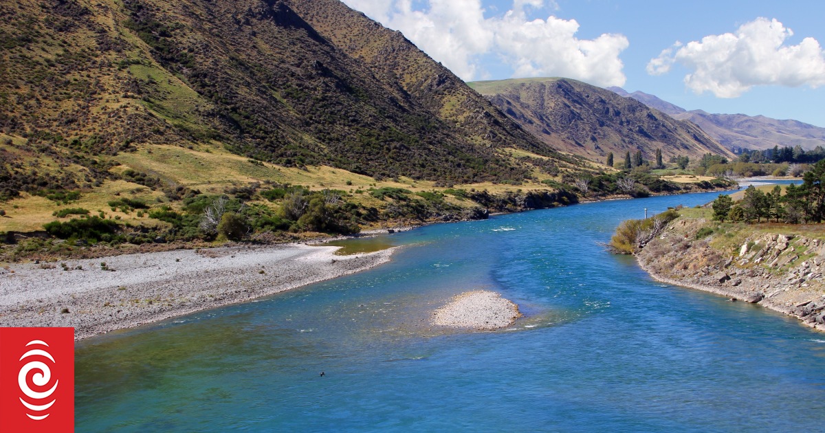 Search continues for fisherman missing in Waitaki River | RNZ News