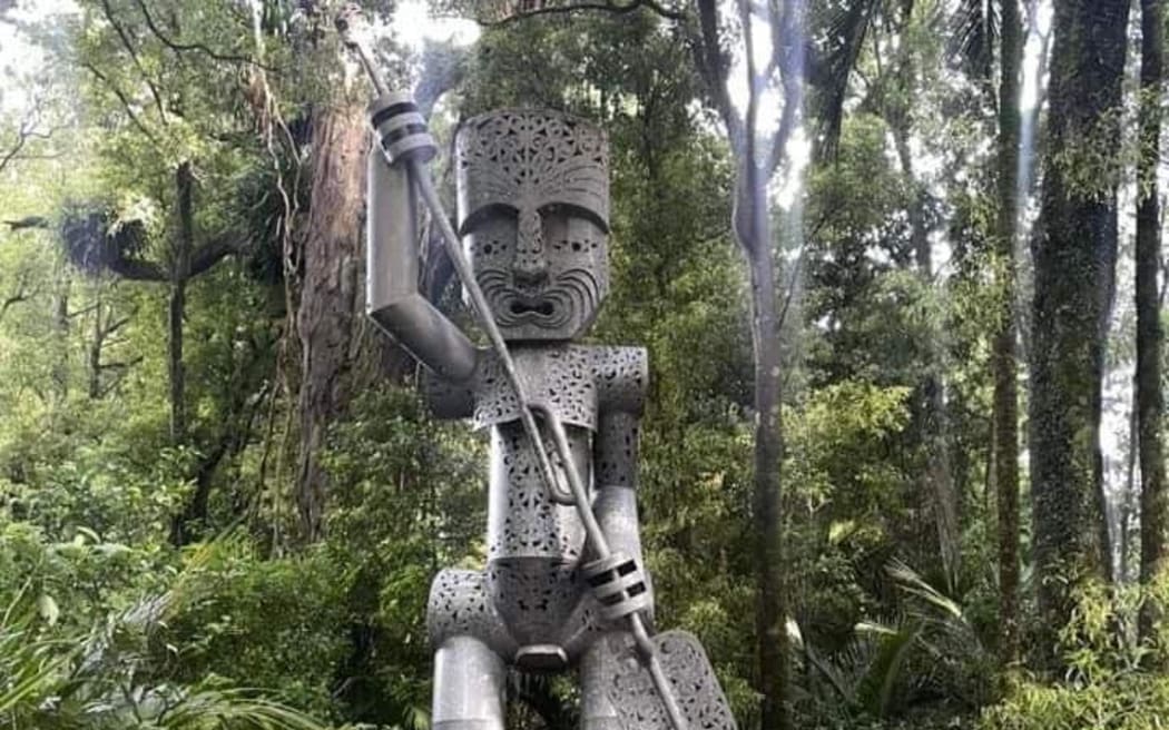 Rangitāne ancestor Whatonga sculpture disfigured by vandals | RNZ News