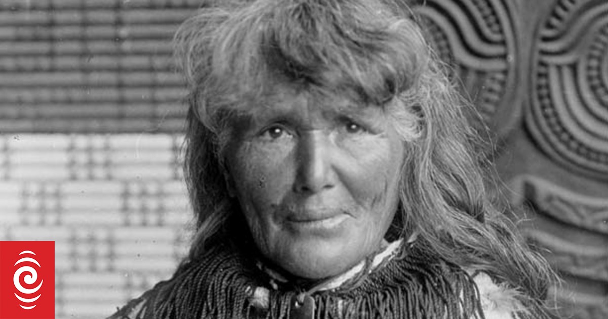 Kuia in the spotlight: U2 pay tribute to famous guide | RNZ News