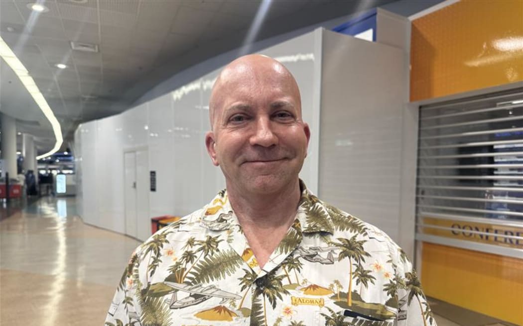 Applause at Auckland Airport as flight arrives from Dubai | RNZ News