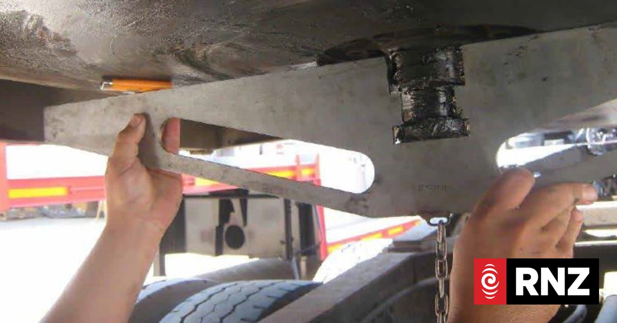 Officials had warning over semi-trailers breaking apart | RNZ
