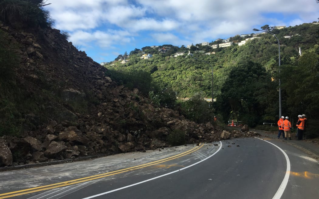 Ngaio Gorge slip worsens, road remains closed | RNZ News