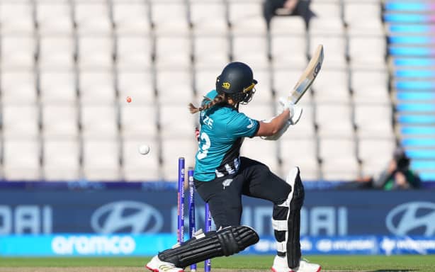 White Ferns scrape past Ireland to notch first win | RNZ