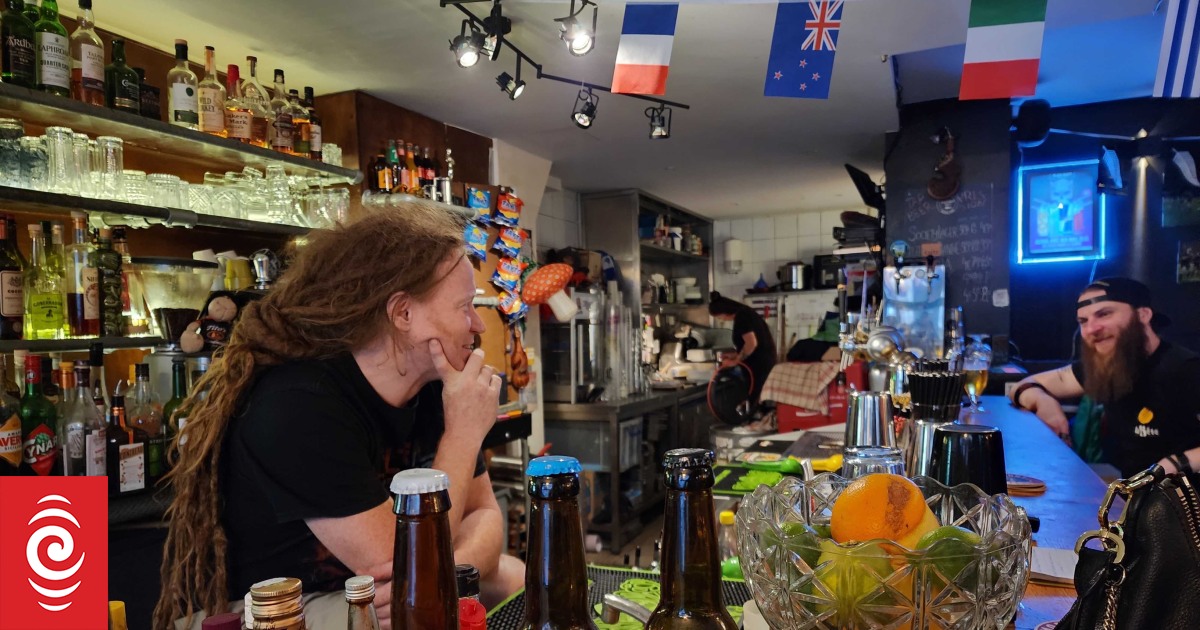 'Jammed in like sardines': Kiwi pub in Paris the place to be this Rugby ...