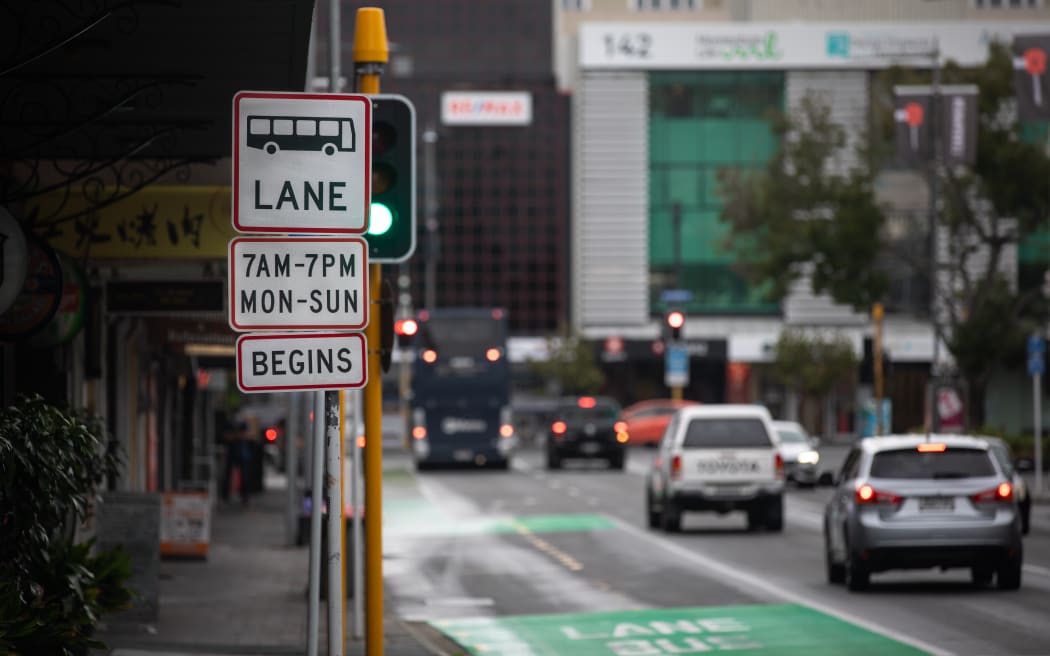 Newmarket bus lane cameras dishing out $12,000 in fines a day | RNZ News