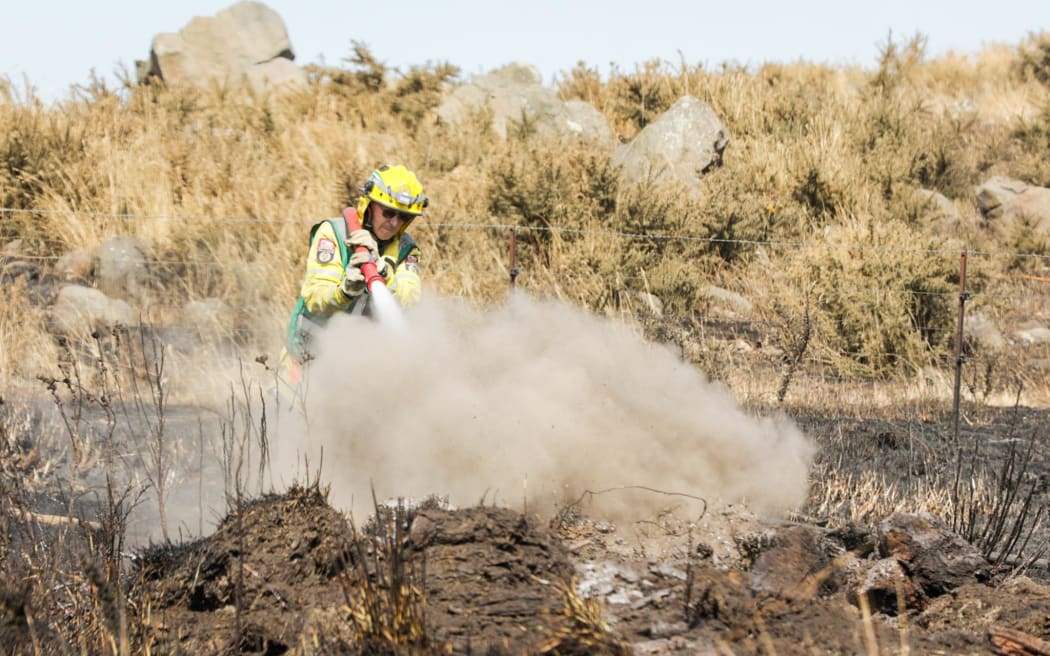 In pictures: Port Hills fire burns for third day | RNZ News
