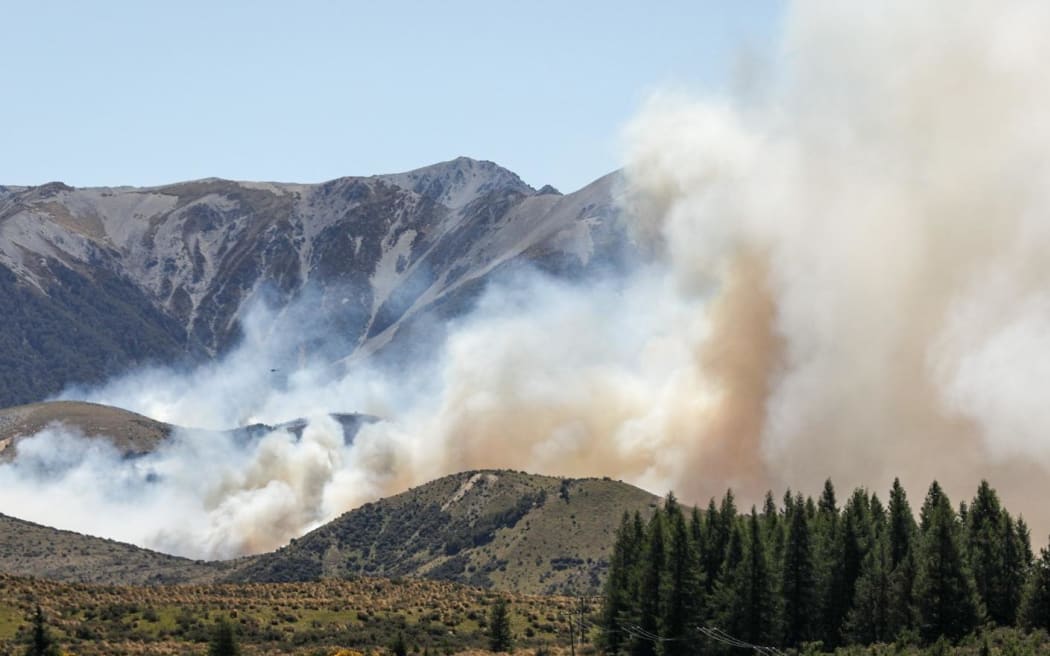 Firefighters work to get upper hand on Bridge Hill blaze | RNZ News