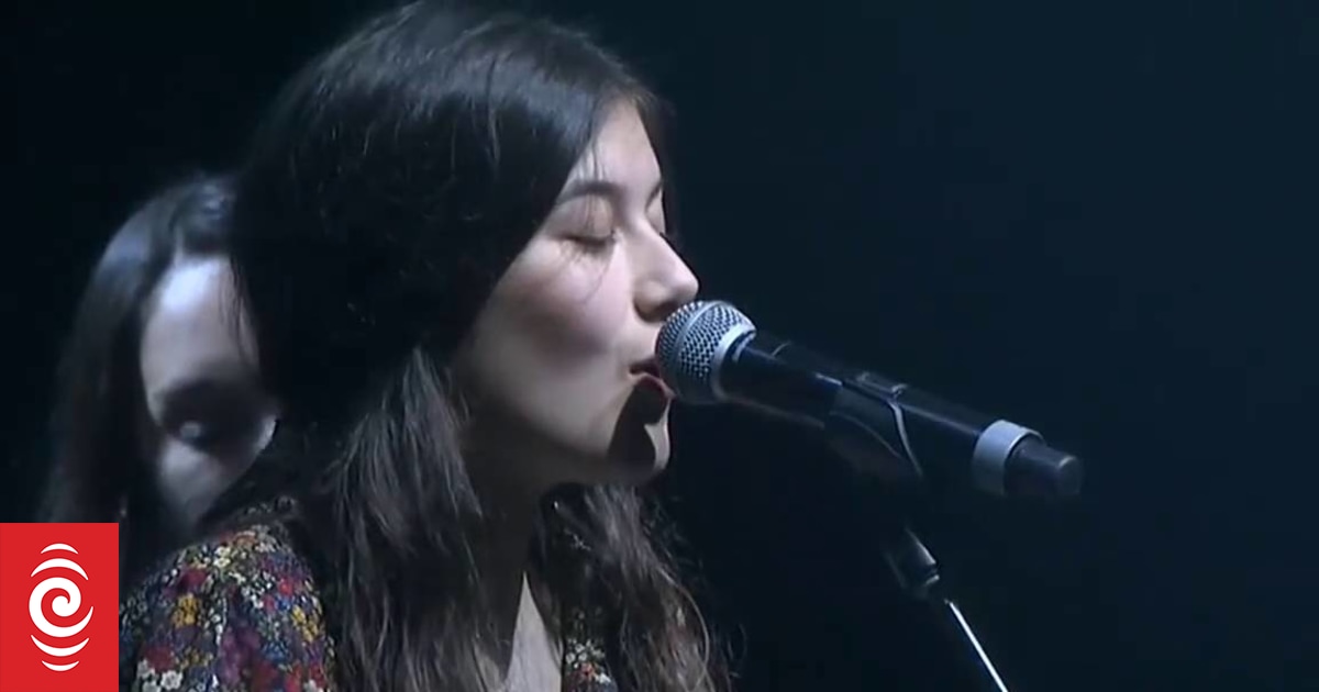 Courtney Hate perform Street Chant's 'Pedestrian Support League' | RNZ