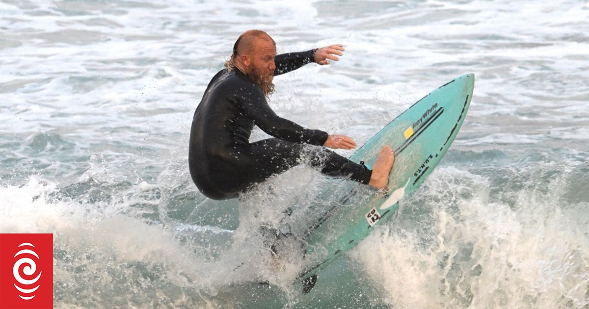Australian shreds record for world's longest surf session | RNZ News