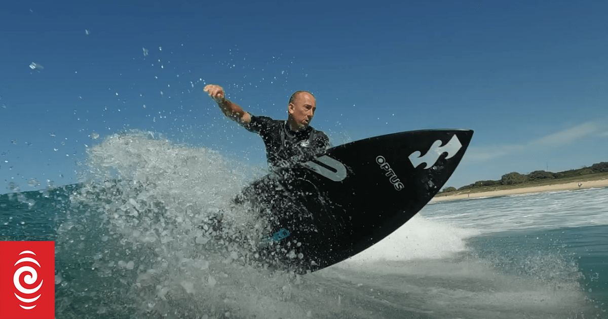 How a blind surfer conquered the biggest wave in the world | RNZ News