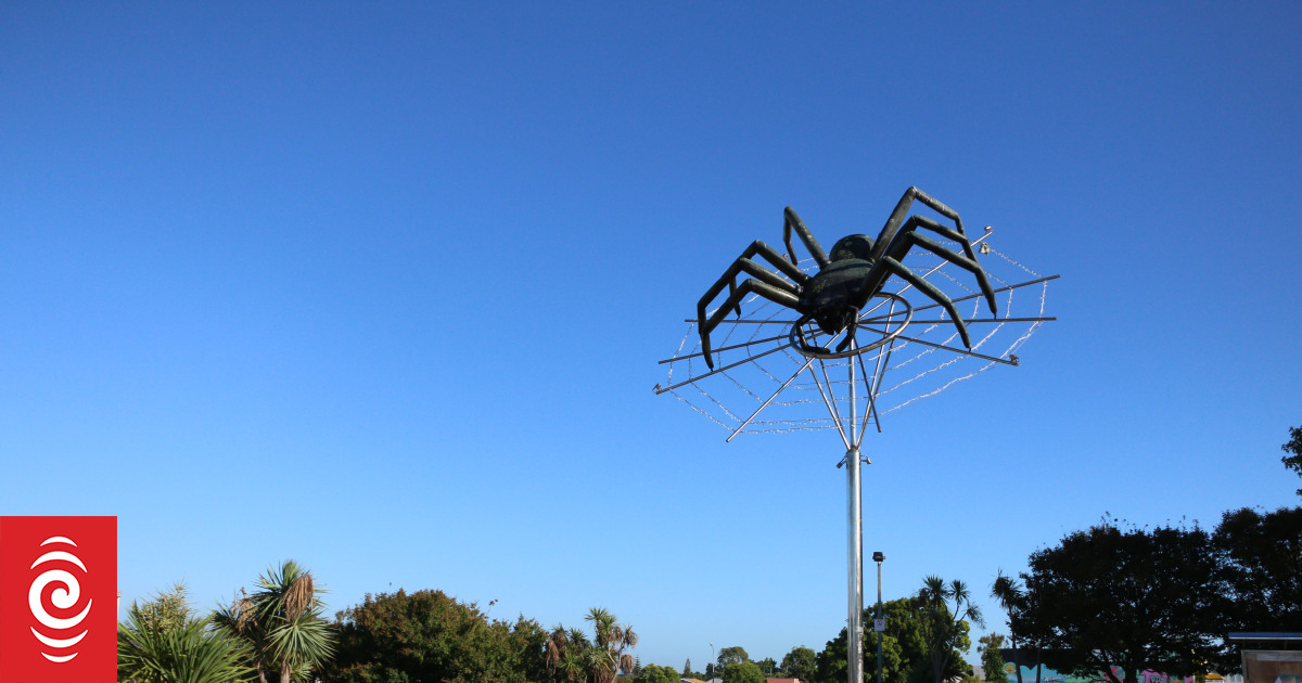 Landmark Auckland spider statue set for new home after 22 years | RNZ News