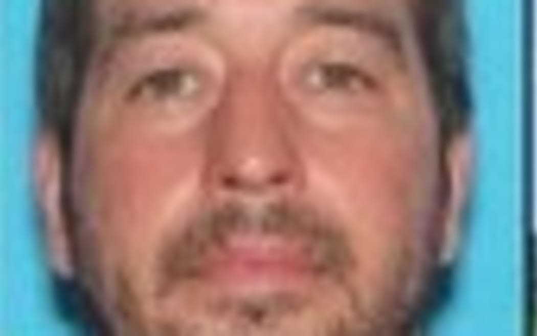 Maine shooting: FBI officers hunting gunman surround house | RNZ News