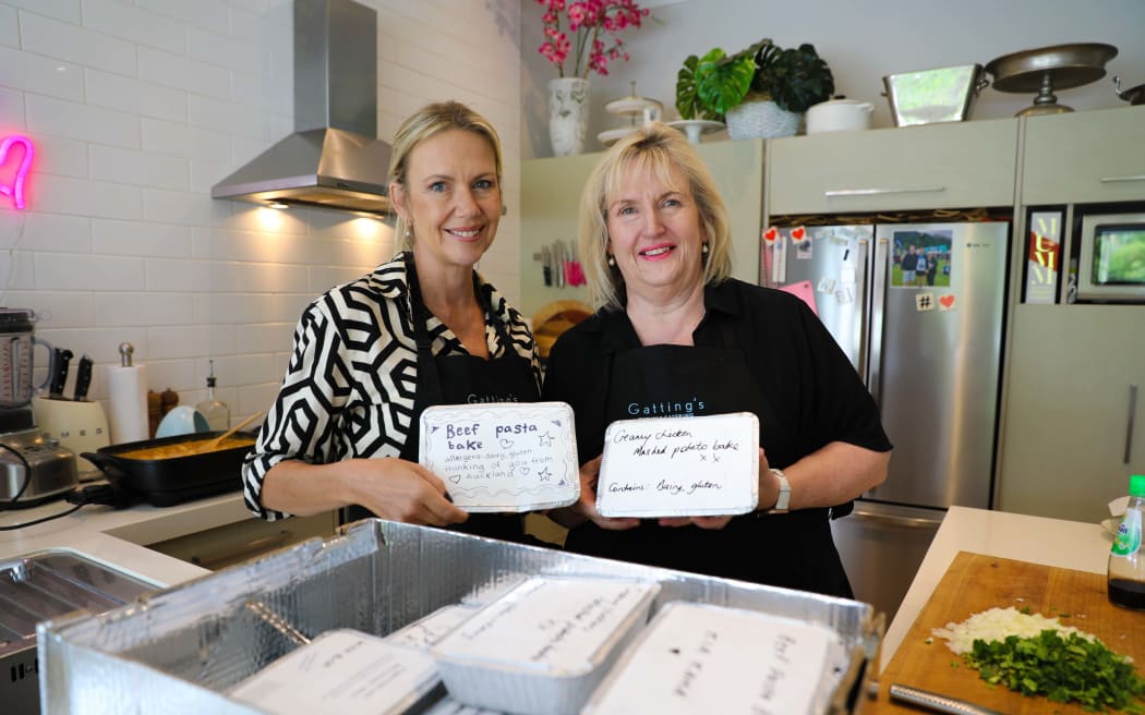 Auckland volunteers cook meals to deliver to Hawke's Bay | RNZ