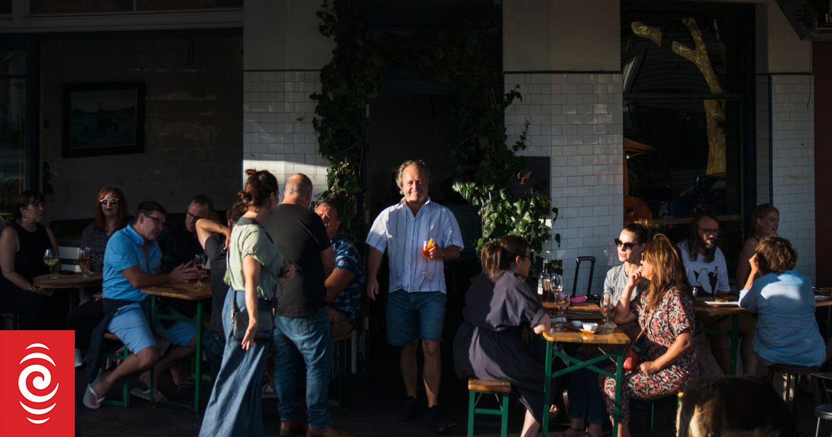 The Mixtape: Travelling Pianist Mike Howie | RNZ