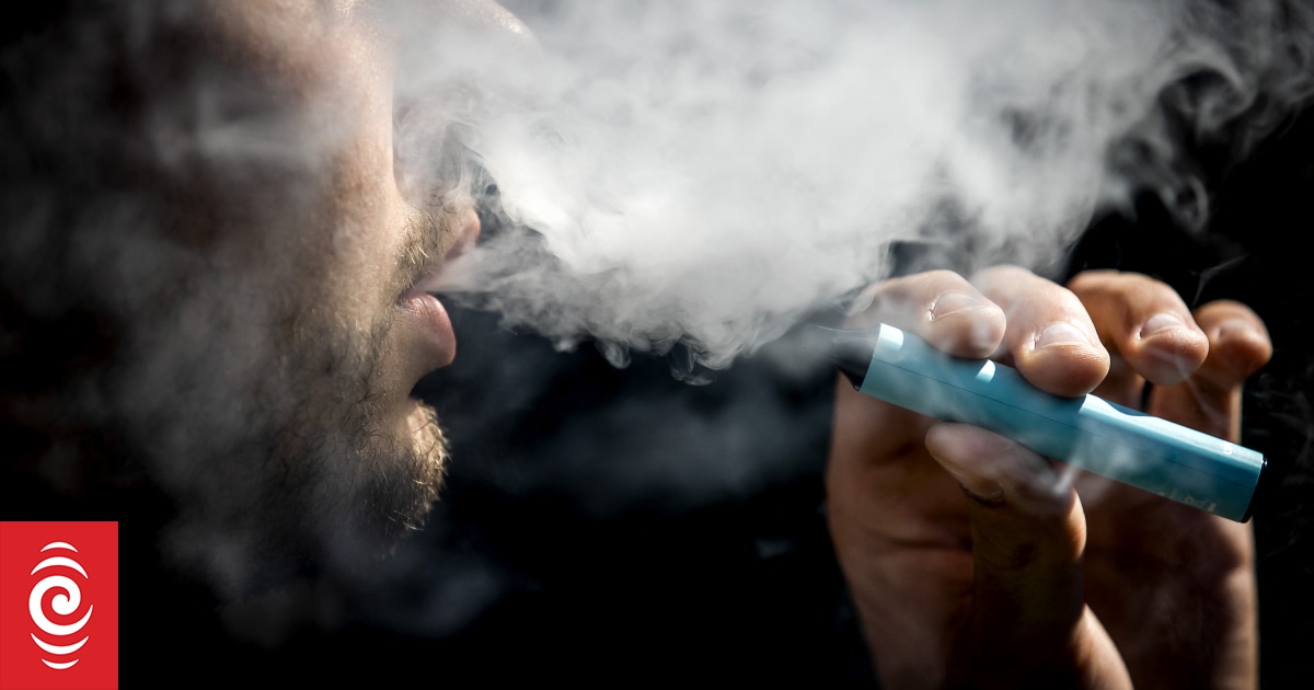 Health Ministry issues first warning about vaping product | RNZ News