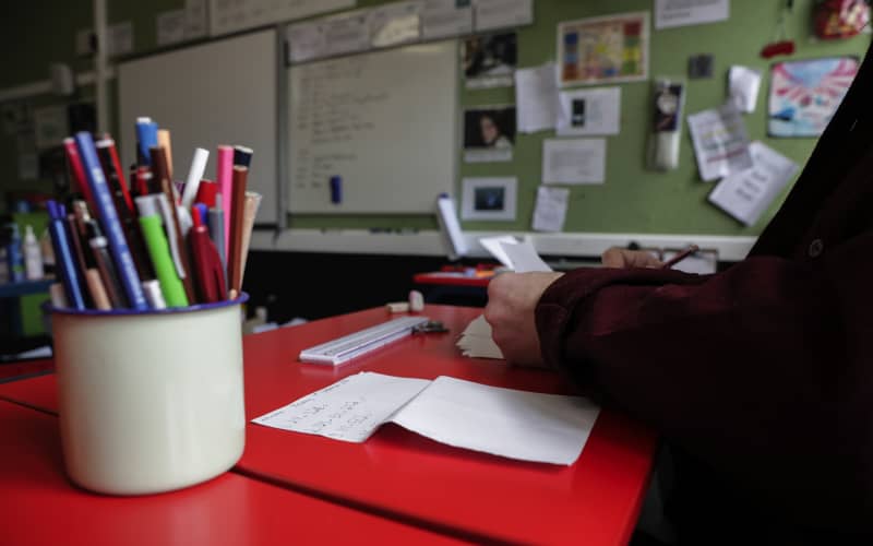 Living wage on offer for teacher aides, school support staff - union | RNZ