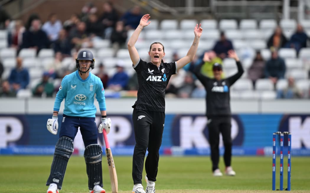 White Ferns lose tense ODI opener to England by one wicket | RNZ News