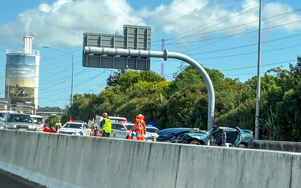 Lanes cleared after serious crash blocked Auckland's Northwestern ...