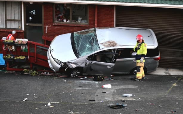 Car hits house in Auckland's Stanmore Bay | RNZ