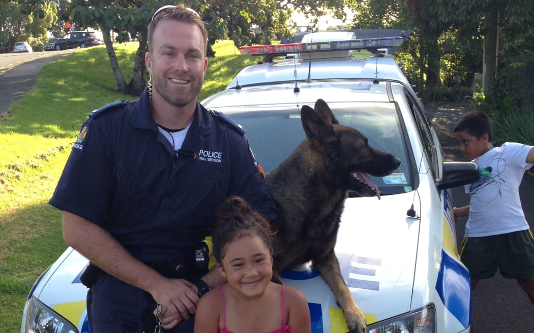 Police seek hero who saved drowning girl | RNZ News