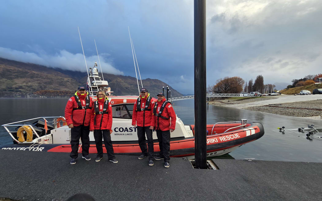 Night rescue: Boatie found clinging to cushion in icy Lake Wanaka | RNZ ...