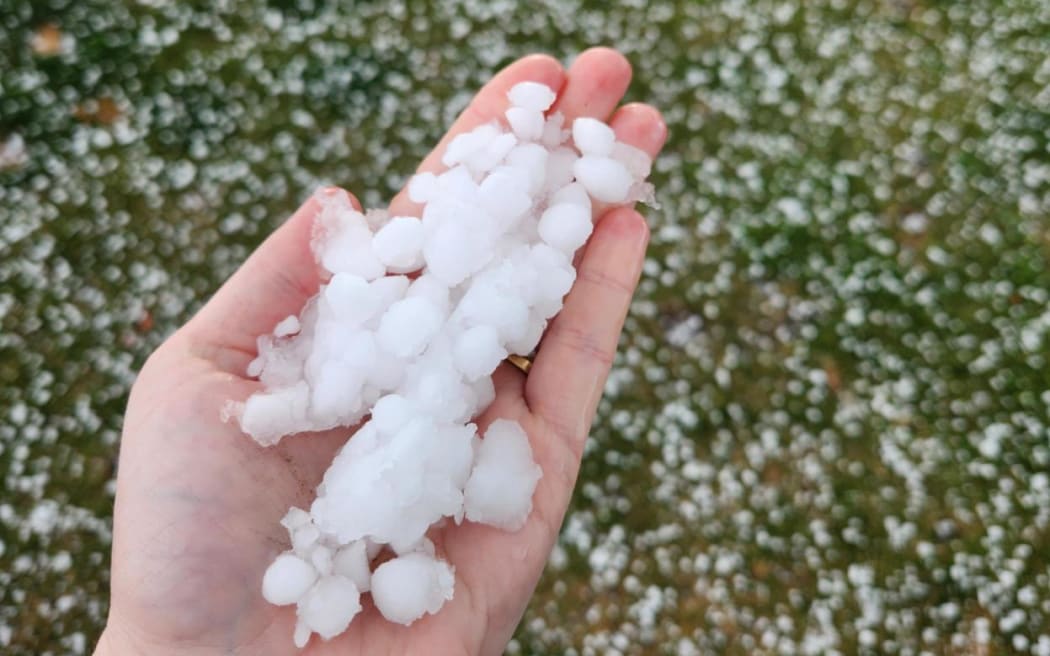 Thunderstorms bring heavy rain and hail to parts of Canterbury | RNZ News
