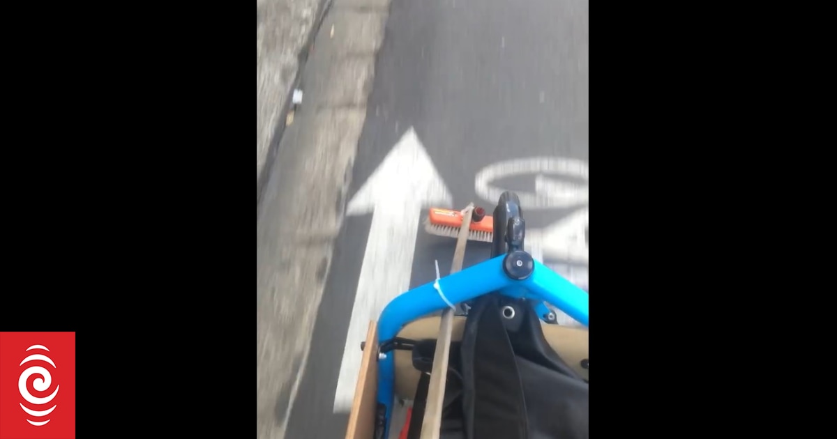 Wellington cyclist uses broom to sweep away tacks | RNZ