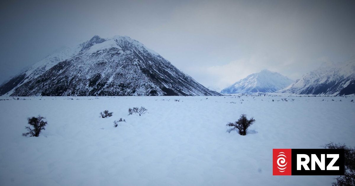 Farmers struggling in freezing weather | RNZ