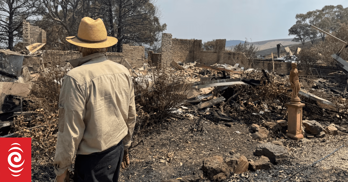 Hundreds of structures destroyed in Victorian bushfires as locals ...