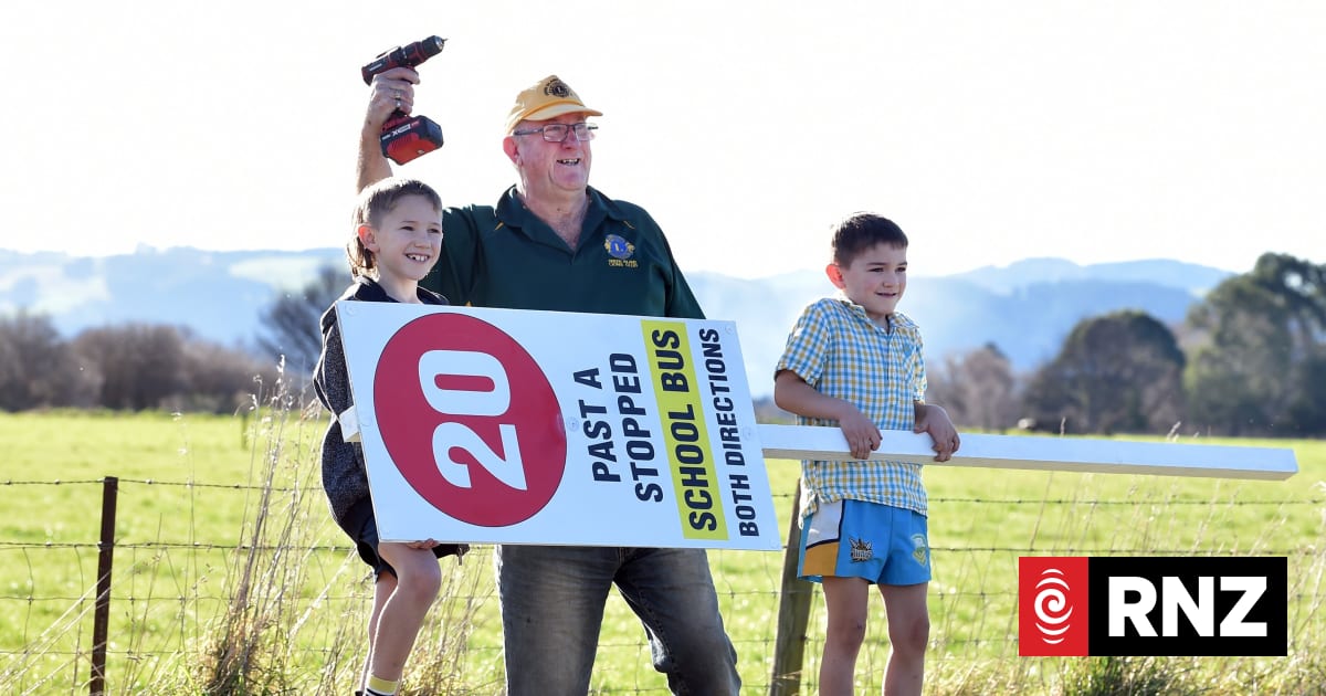 Bus driver installs own road sign to slow speedsters | RNZ