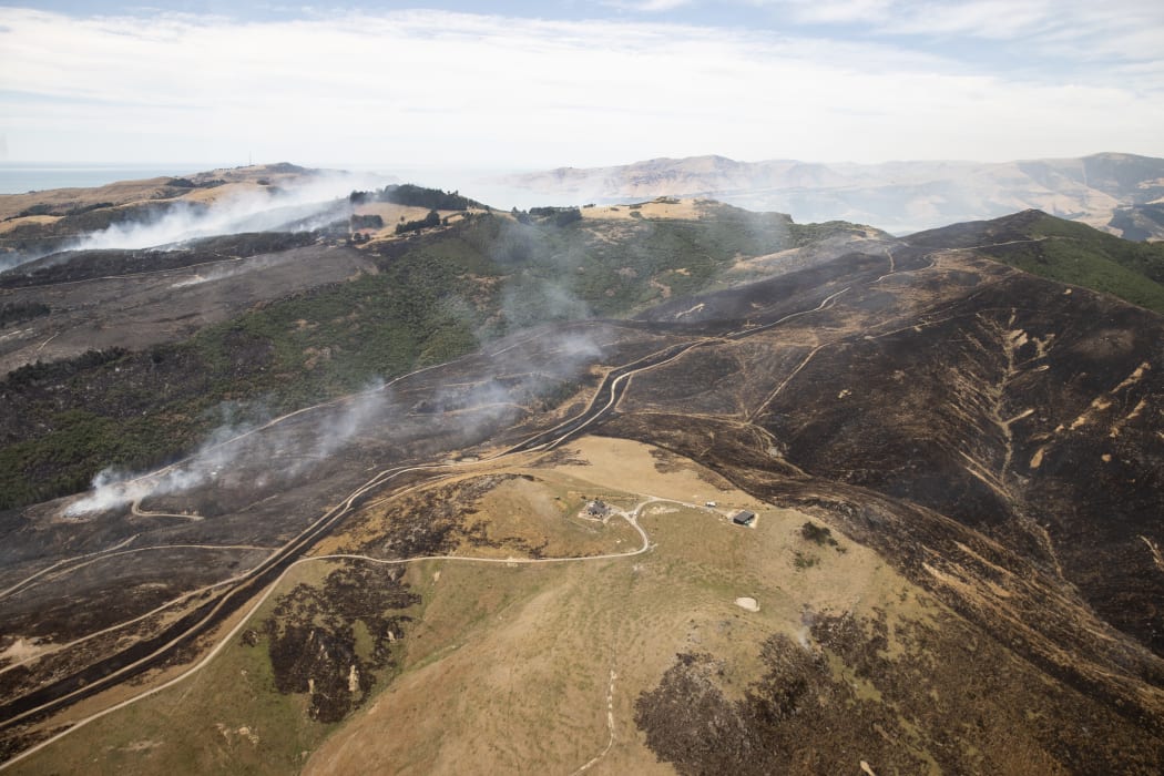 In pictures: Port Hills fire spreads for second day | RNZ News