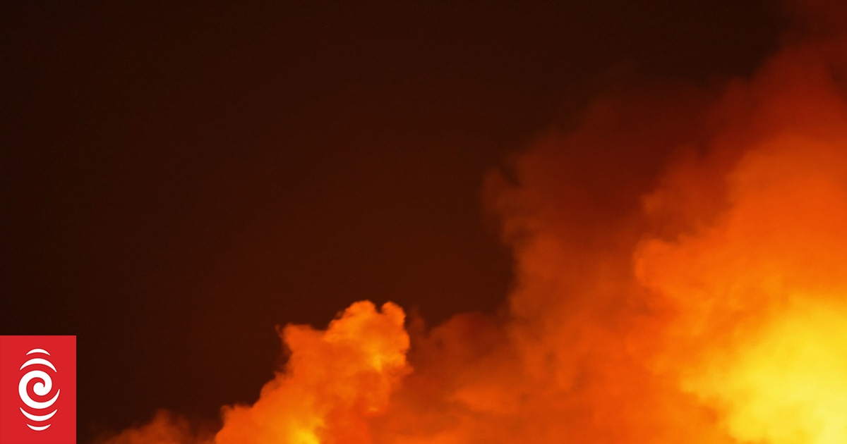 Six homes evacuated as winds fuel fire near Lake Pūkaki | RNZ