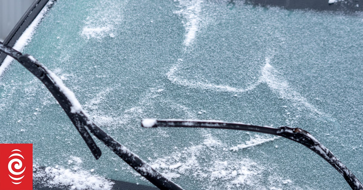 How to defrost and defog your car windscreen quickly when it's cold and ...