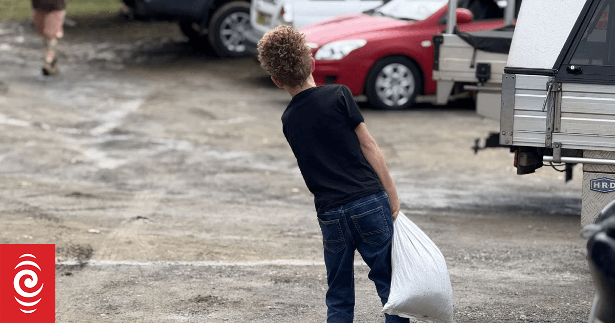 Cyclone Alfred landfall delayed, storms and heavy rainfall impacting ...