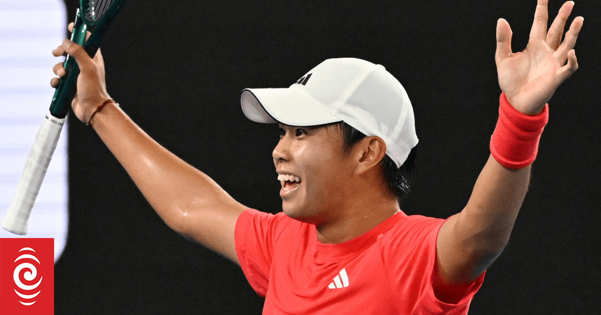 American qualifier stuns Daniil Medvedev in late night epic | RNZ News