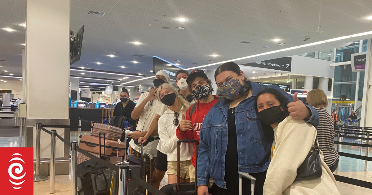 Emotional reopening to Cook Islands bubble | RNZ News