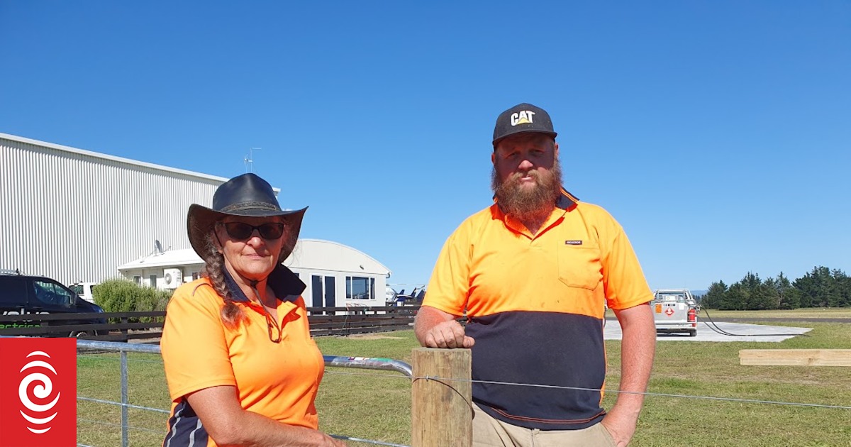 Black Hawk Up - fixing fences and feeding stock | RNZ
