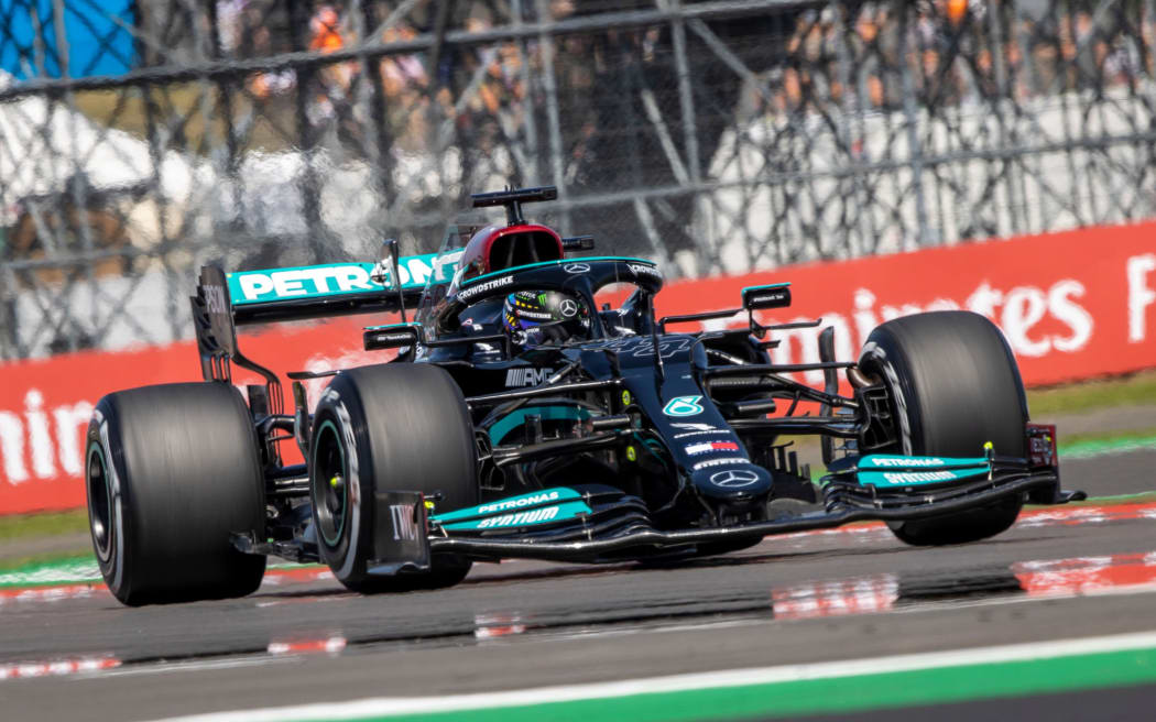 Hamilton wins at Silverstone, Verstappen crashes out | RNZ News