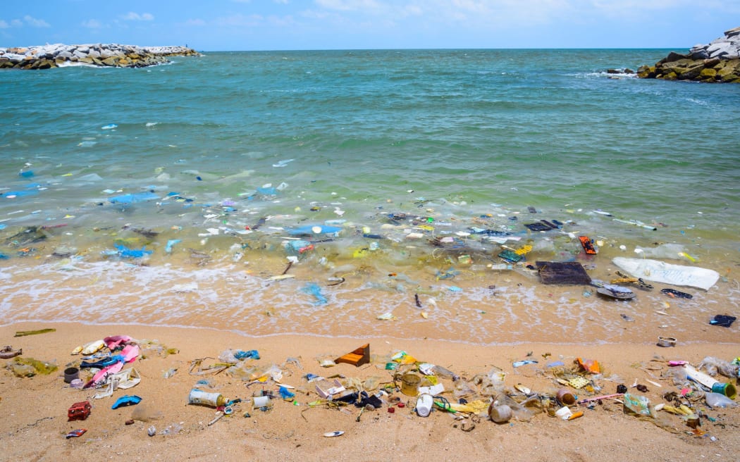 Vanuatu steps up fight against coastal and marine pollution | RNZ News