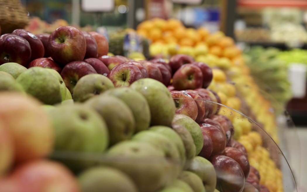 Cheaper fruit and veges due to 'superb' growing conditions | RNZ News
