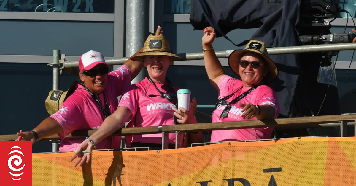 The people who make the Waka Ama Nationals smooth sailing | RNZ News