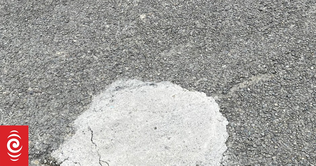 DIY pothole patches costly to fix, warns Palmerston North mayor | RNZ
