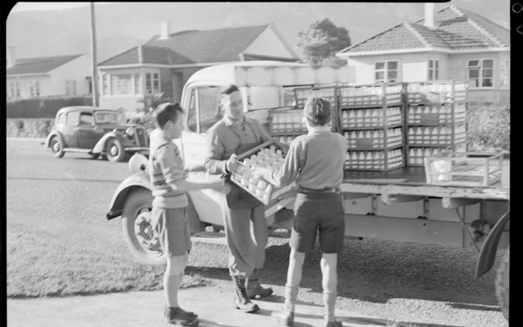 'My pop owned a milk run' says farmer who bottles his own milk | RNZ