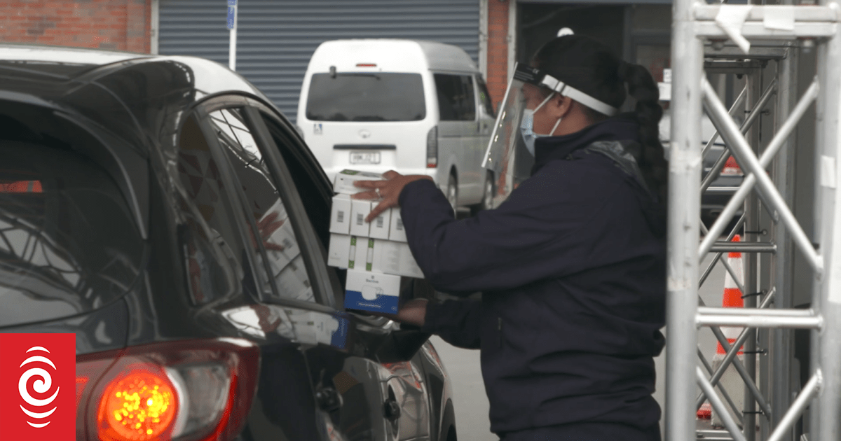 Covid testing stations see high demand for free RATs, masks | RNZ