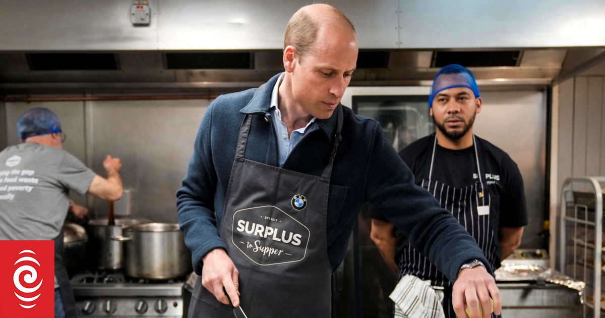 Prince William given get well soon cards for Kate on his return to duty ...