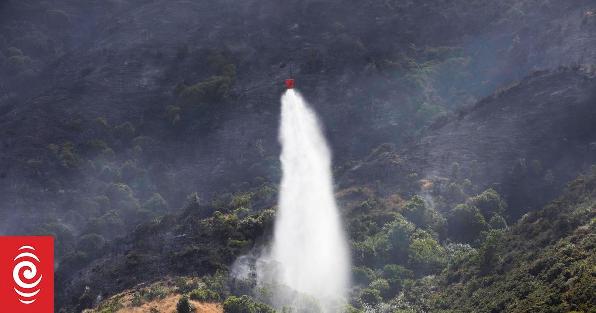 Warning as fire burns through 10 hectares at Titahi Bay | RNZ News